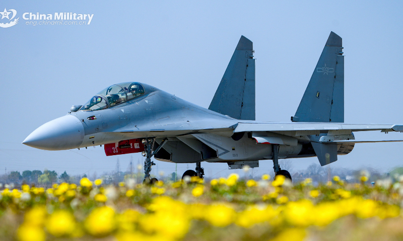 Fighter jets fly over spring flowers - Global Times