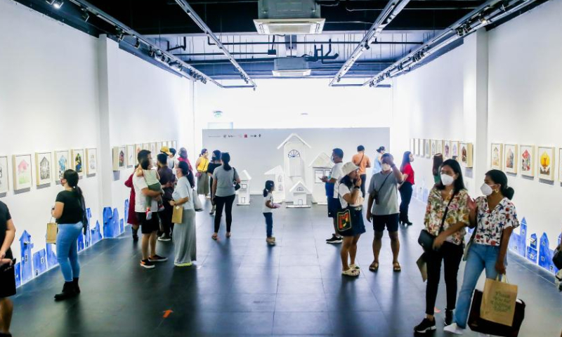 People visit art exhibition on World Art Day in Philippines - Global Times