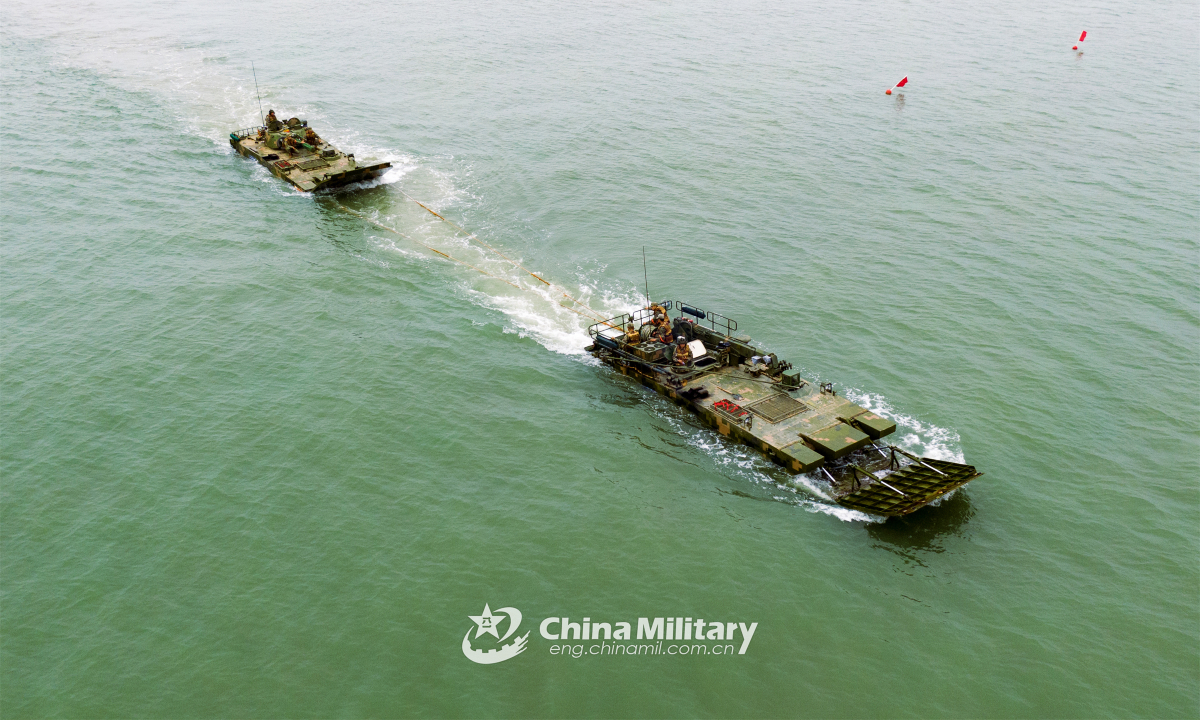Amphibious armored vehicles in towing exercise - Global Times