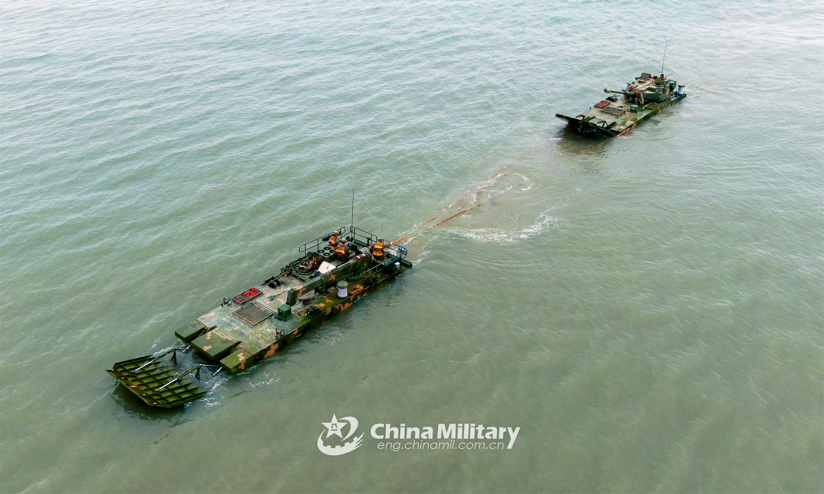 Amphibious armored vehicles in towing exercise - Global Times