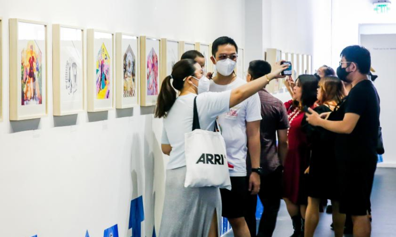 People visit art exhibition on World Art Day in Philippines - Global Times