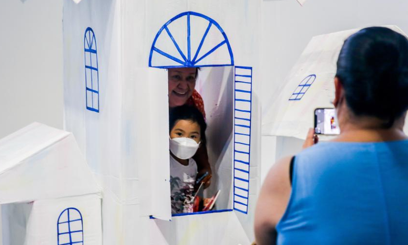 People visit art exhibition on World Art Day in Philippines - Global Times