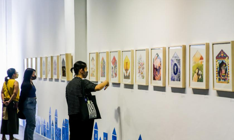 People visit art exhibition on World Art Day in Philippines - Global Times