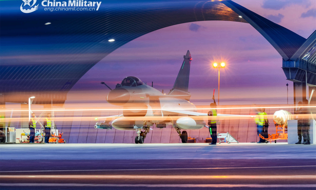 Fighter jet flies through light and shadow - Global Times