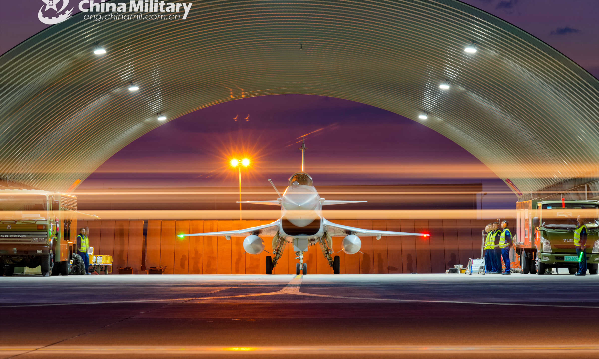 Fighter jet flies through light and shadow - Global Times