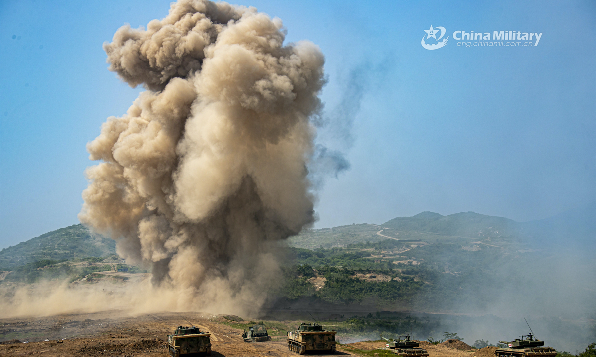 Main battle tanks maneuver in formation - Global Times