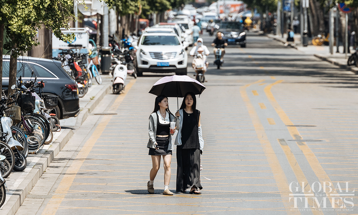 Beijing residents cope with high temperatures - Global Times