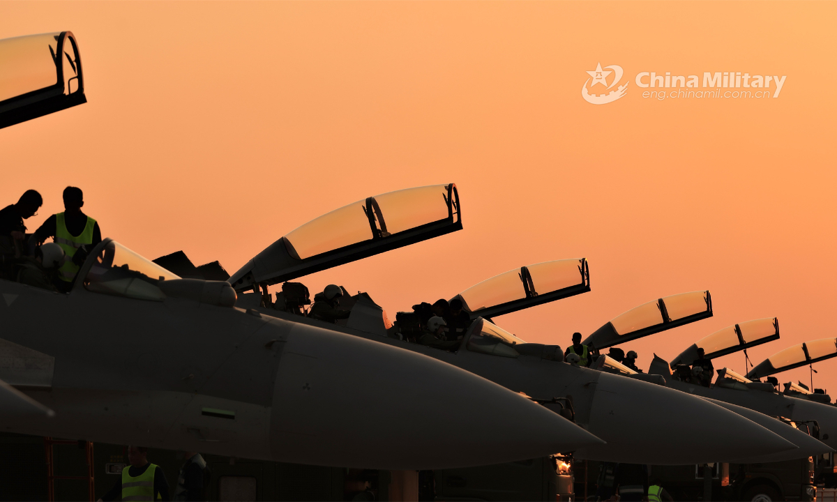 Pilots board fighter jet at twilight - Global Times
