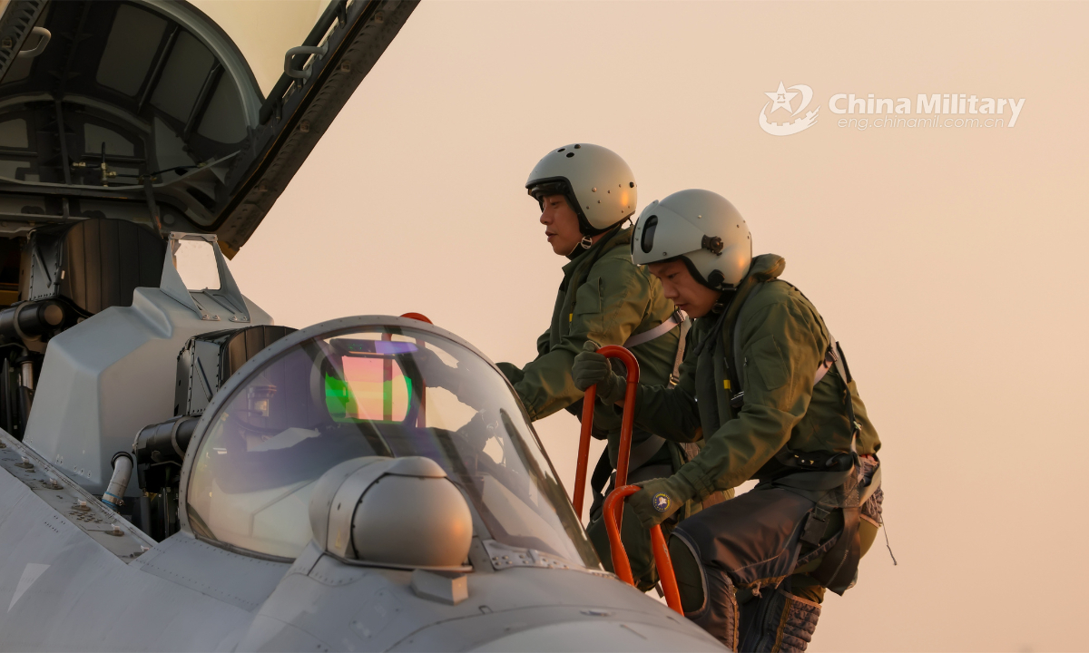 Pilots board fighter jet at twilight - Global Times