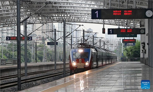 No. Y701 "Nanhu·1921" tourism train from Shanghai to Jiaxing launched ...