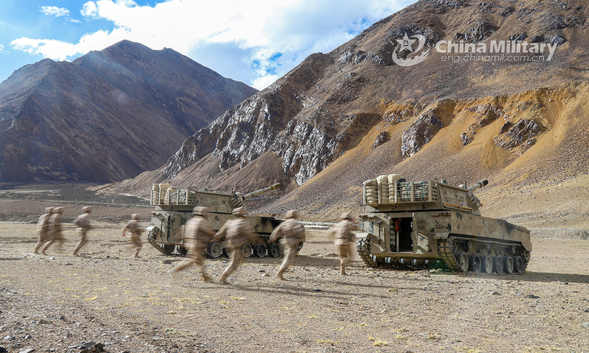 Self-propelled howitzers in live-fire training - Global Times