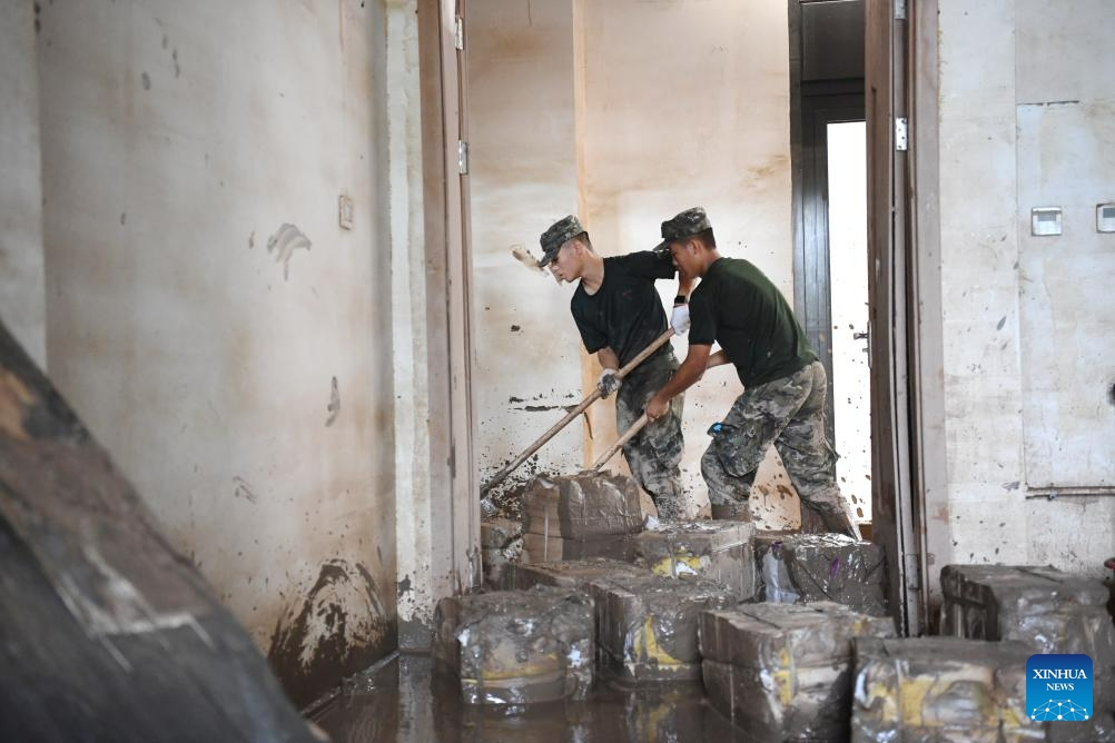 Members of armed police force begin flood cleanup in N China - Global Times