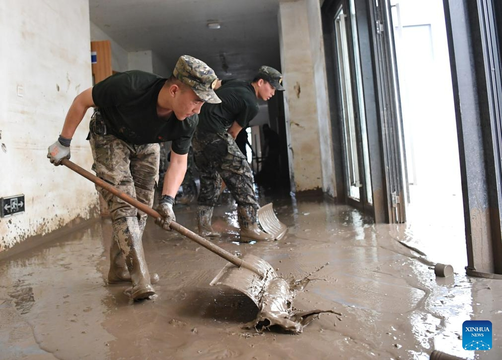 Members of armed police force begin flood cleanup in N China - Global Times