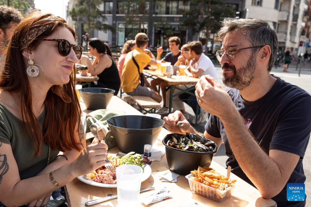 People enjoy food during annual Braderie de Lille in France - Global Times