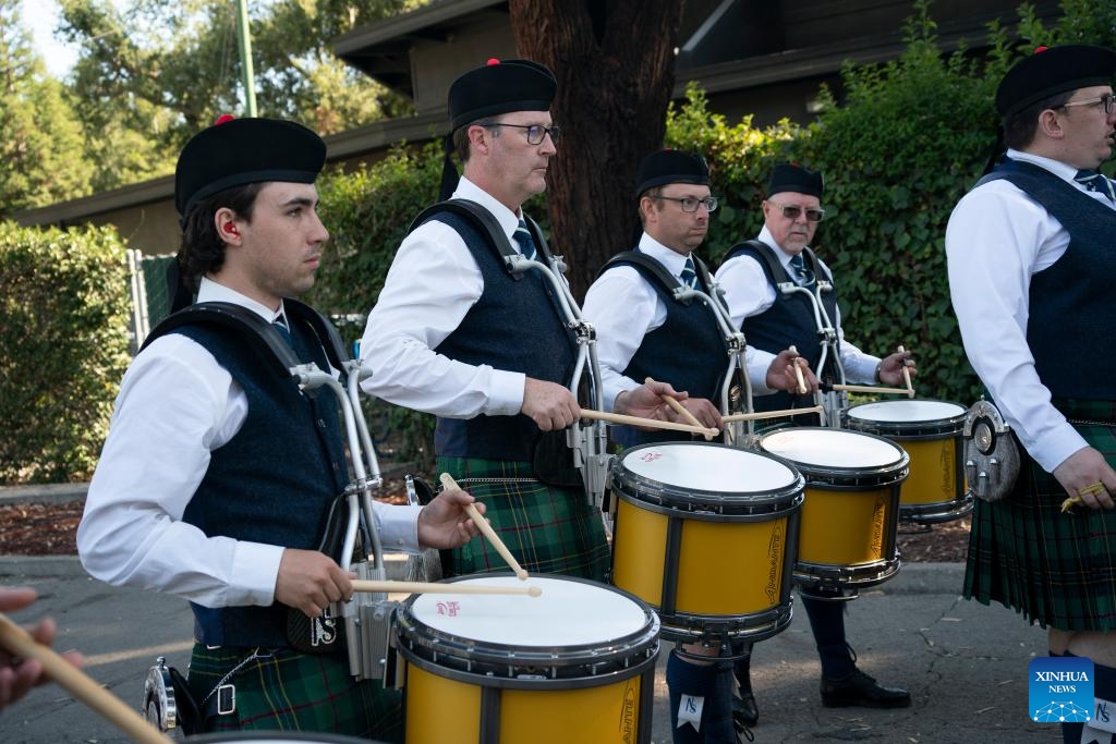 People play Scotland traditional music during Highland Games in ...