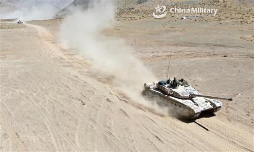 Tanks maneuver during tactical training - Global Times