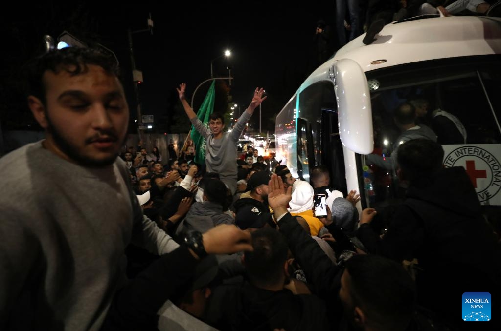 Buses transferring 39 released Palestinian prisoners arrive in Ramallah ...