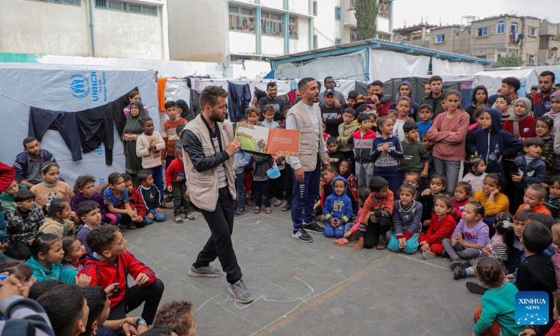 Children have fun with volunteers at temporary shelter in southern Gaza ...