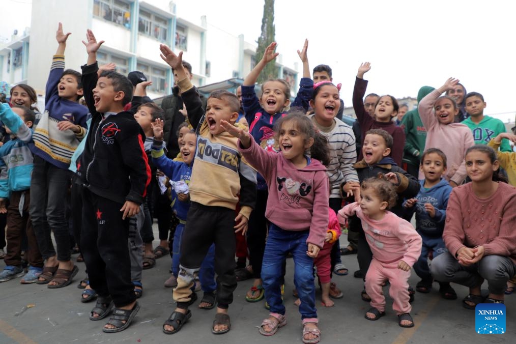 Children have fun with volunteers at temporary shelter in southern Gaza ...