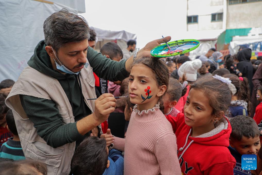 Children have fun with volunteers at temporary shelter in southern Gaza ...