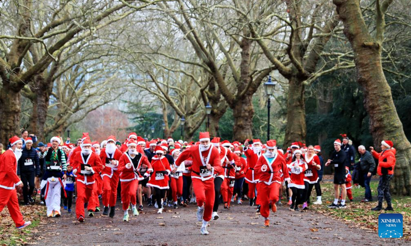 People participate in Santa Run in London - Global Times