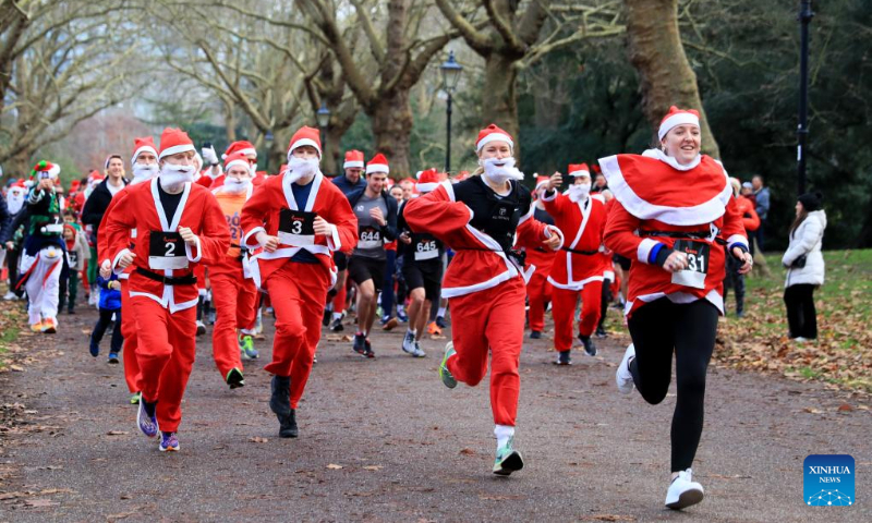 People participate in Santa Run in London - Global Times