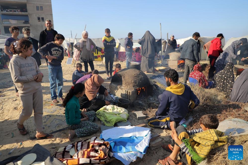 Displaced Palestinians at temporary shelter in southern Gaza Strip city ...