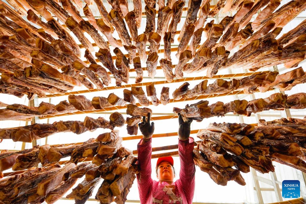 Workers make cured meat in China as winter comes - Global Times