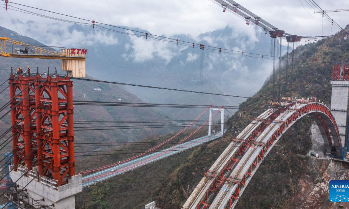 Wumengshan grand bridge on Nayong-Qinglong Expressway under ...