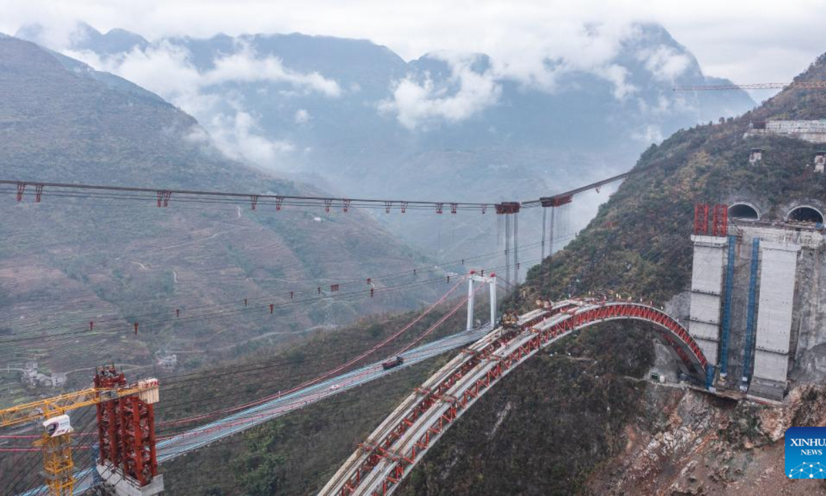 Wumengshan grand bridge on Nayong-Qinglong Expressway under ...