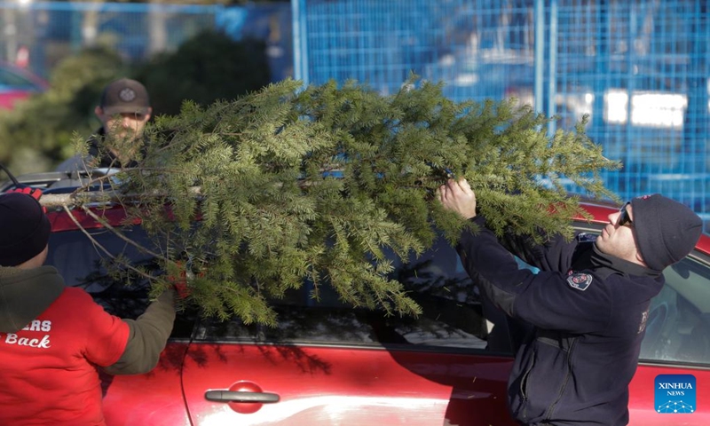 Firefighters help residents recycle Christmas trees in Canada - Global ...