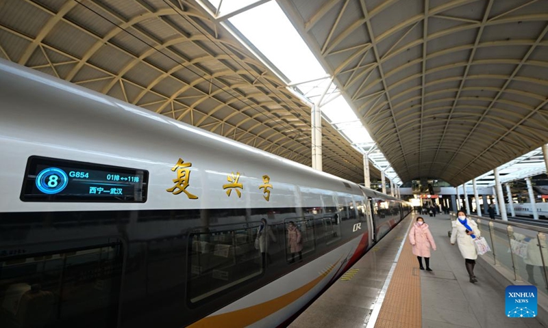 Fuxing smart bullet train put into operation on Qinghai-Tibet Plateau ...