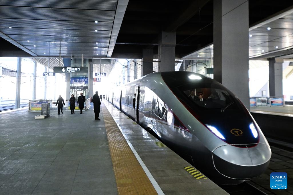 Fuxing smart bullet train put into operation on Qinghai-Tibet Plateau ...