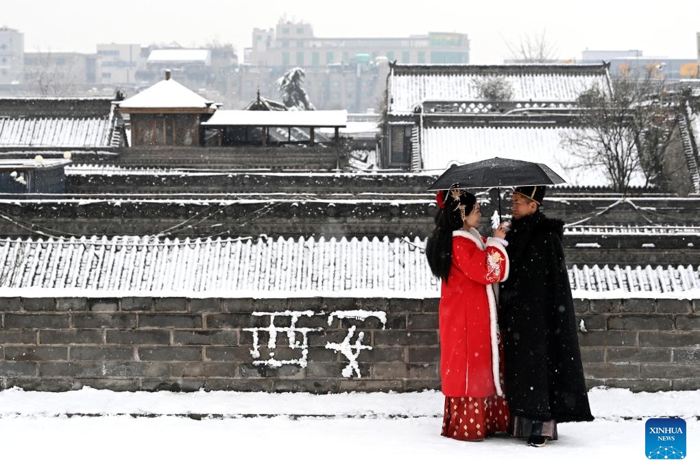People enjoy snow scenery in Xi'an, NW China's Shaanxi - Global Times