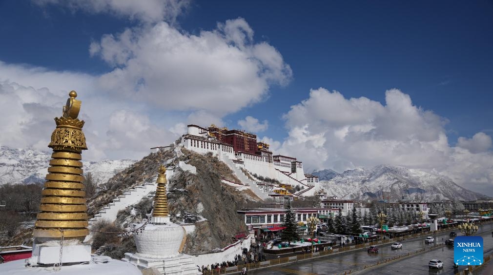 Snow falls in Lhasa - Global Times