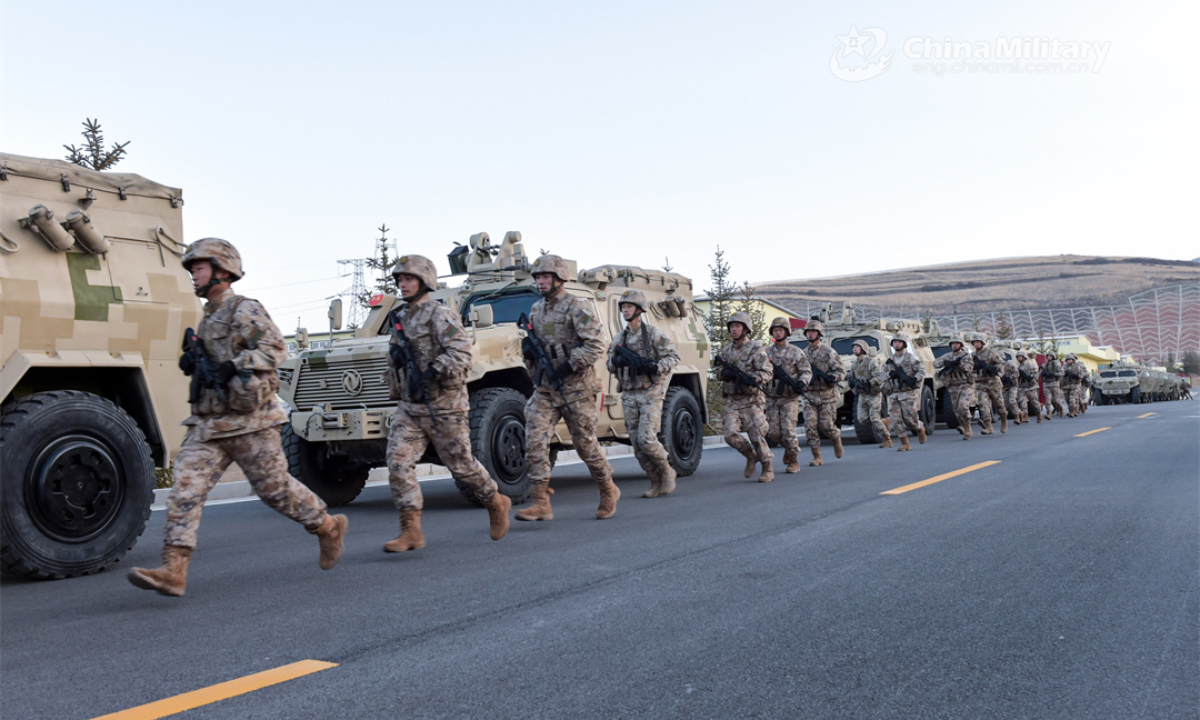 Soldiers rush to board armored vehicles - Global Times