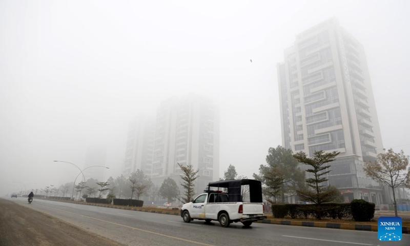 Thick blanket of fog in Pakistan's capital affects routine life ...