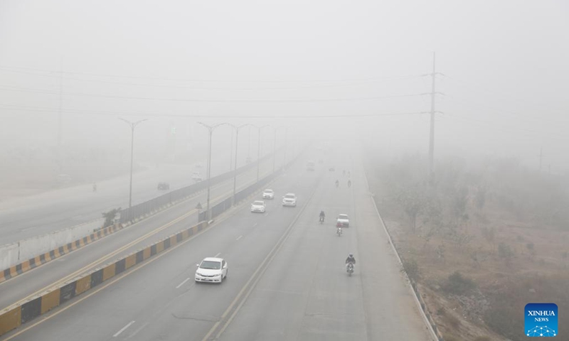 Thick blanket of fog in Pakistan's capital affects routine life ...