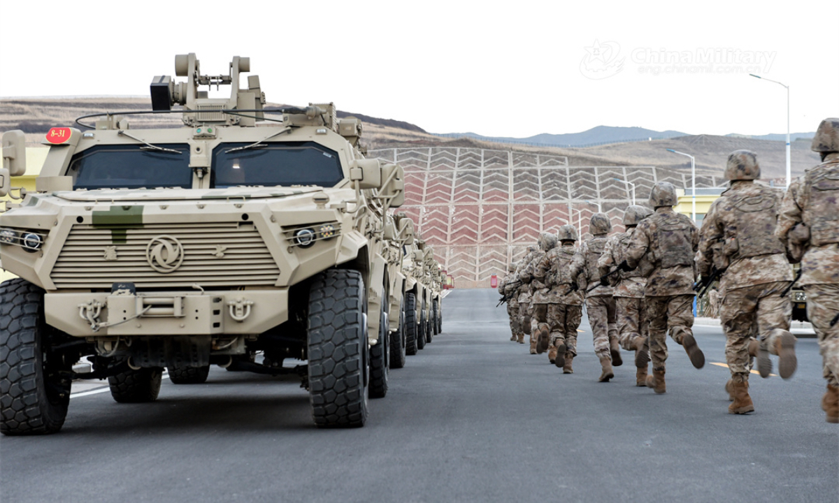 Soldiers rush to board armored vehicles - Global Times