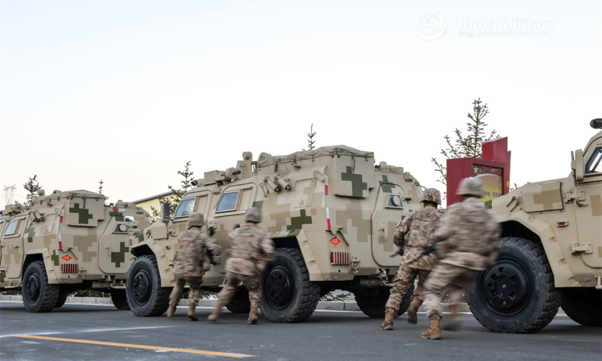 Soldiers rush to board armored vehicles - Global Times