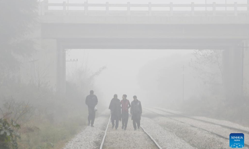 Thick blanket of fog in Pakistan's capital affects routine life ...