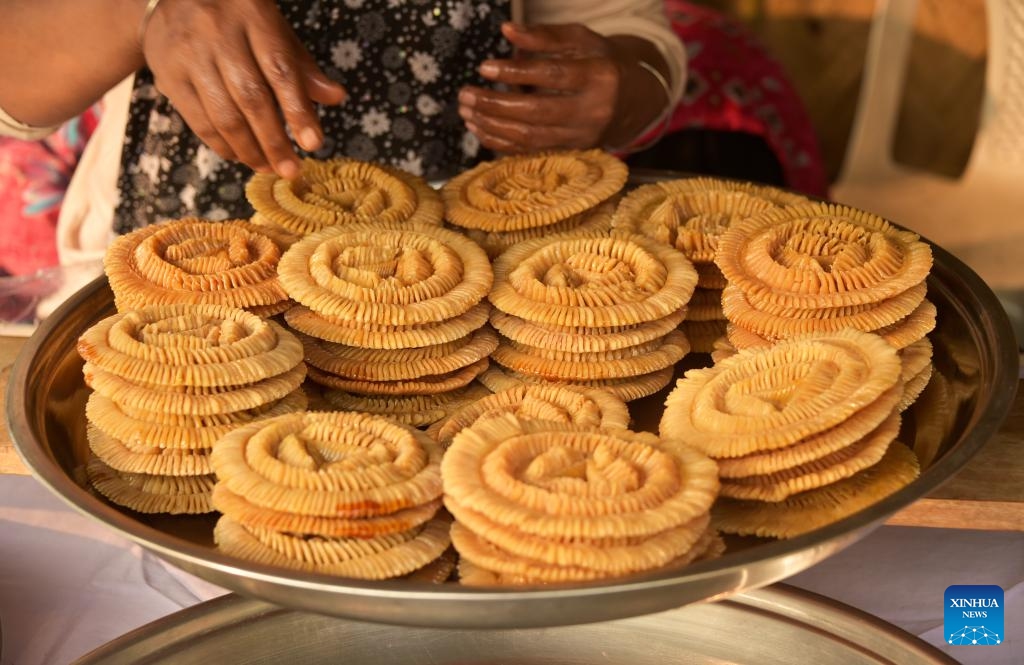 Vendors sell Pitha during festival in Dhaka, Bangladesh - Global Times