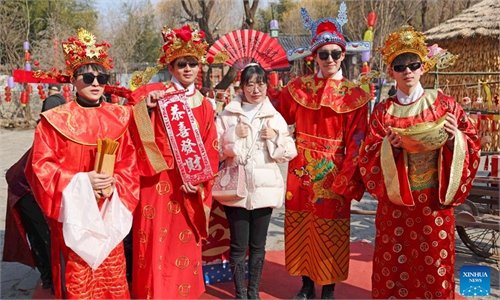 Traditional Chinese costumes gain popularity during New Year ...