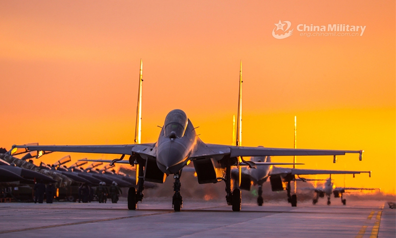 Fighter jets taxi in formation - Global Times