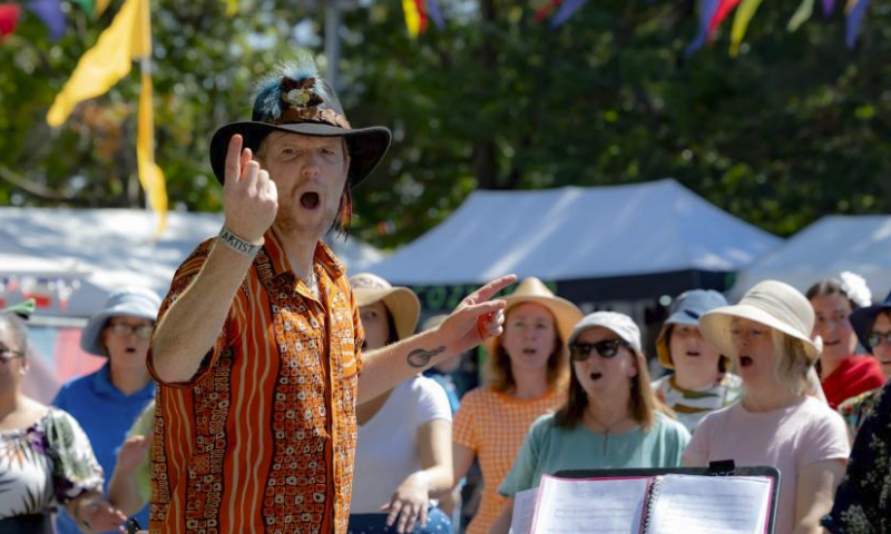 Folk music lovers perform during National Folk Festival in Australia ...