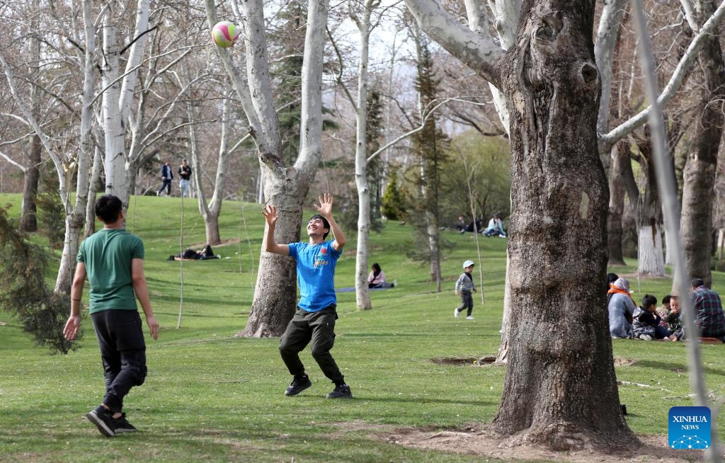 People enjoy spring time in Iran - Global Times