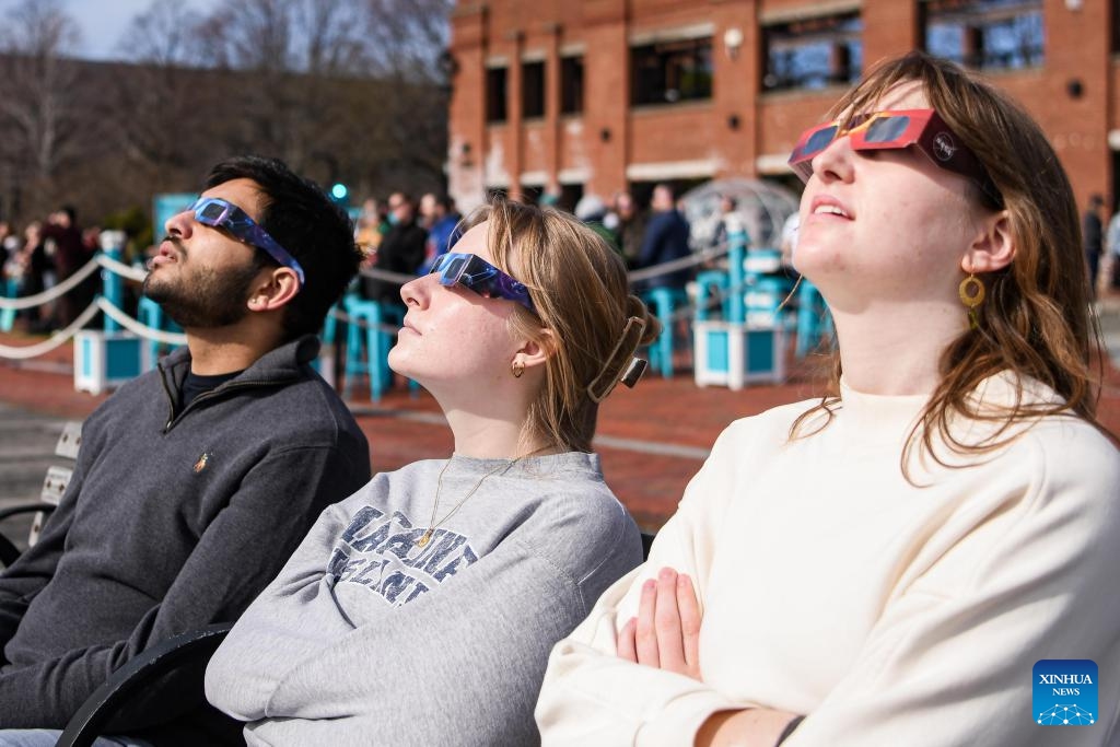 People watch solar eclipse in U.S. - Global Times