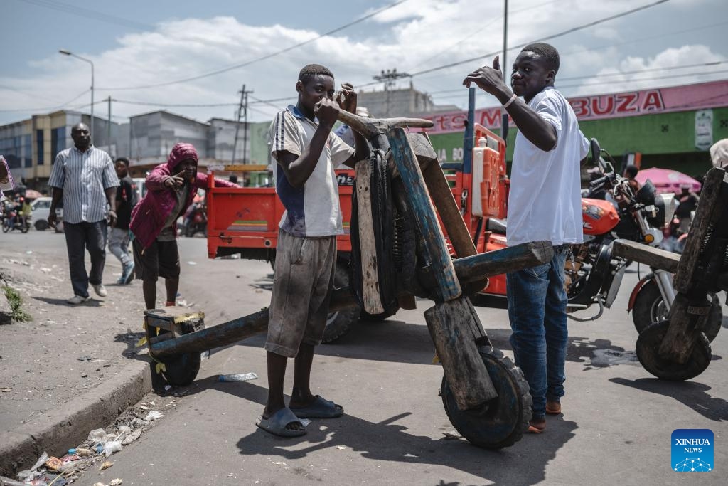Local wooden scooter helps people carry heavy stuff in DRC - Global Times