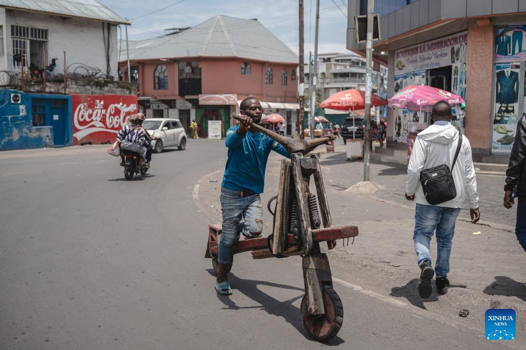Local wooden scooter helps people carry heavy stuff in DRC - Global Times