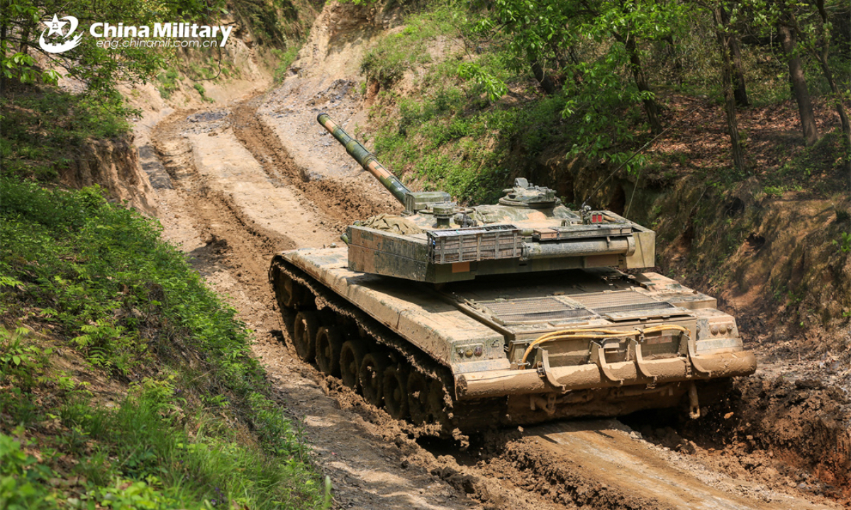 MBTs rumble on muddy road - Global Times